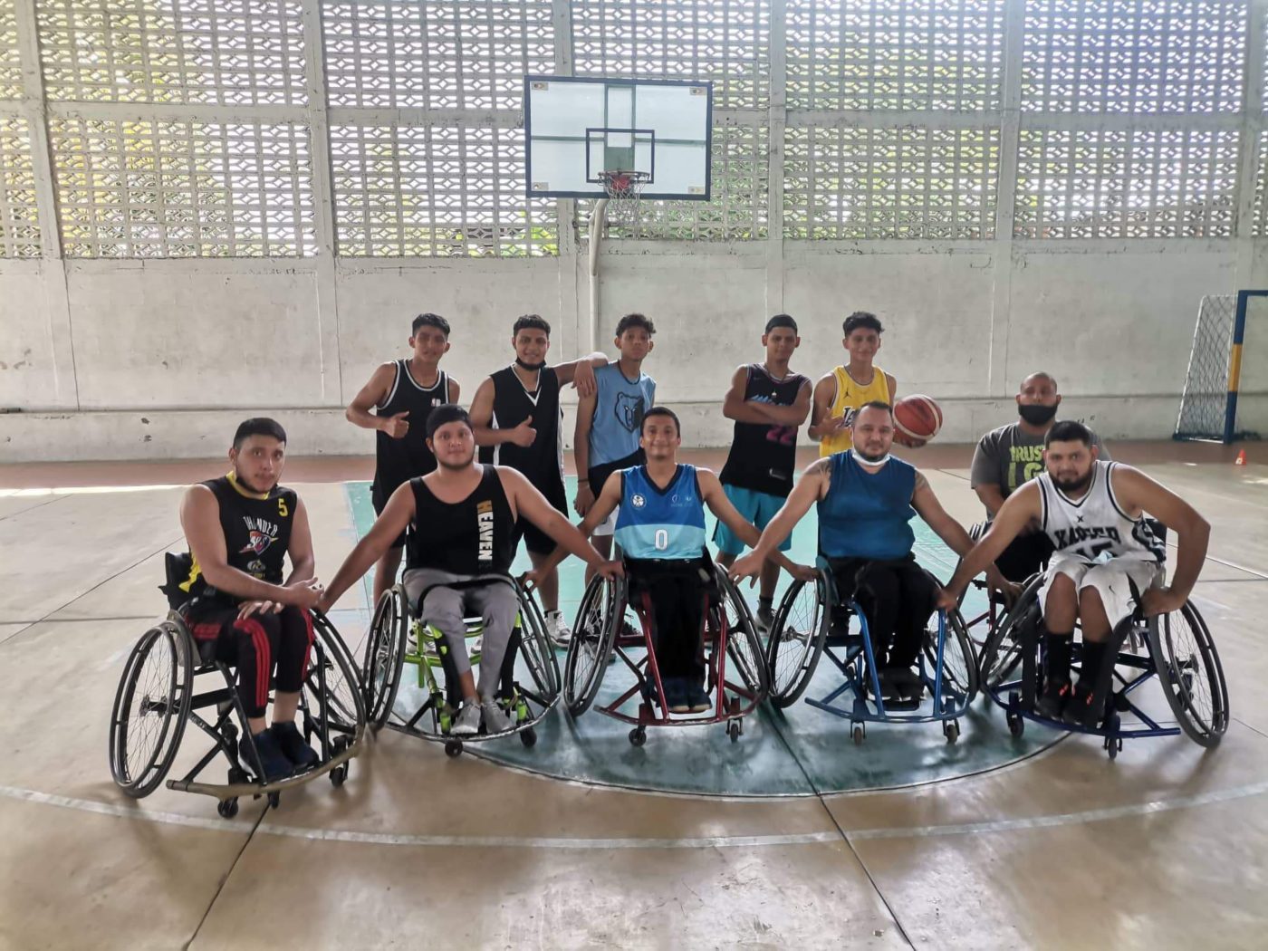 El primer hondureño juega en el campeonato de baloncesto adaptado y gana