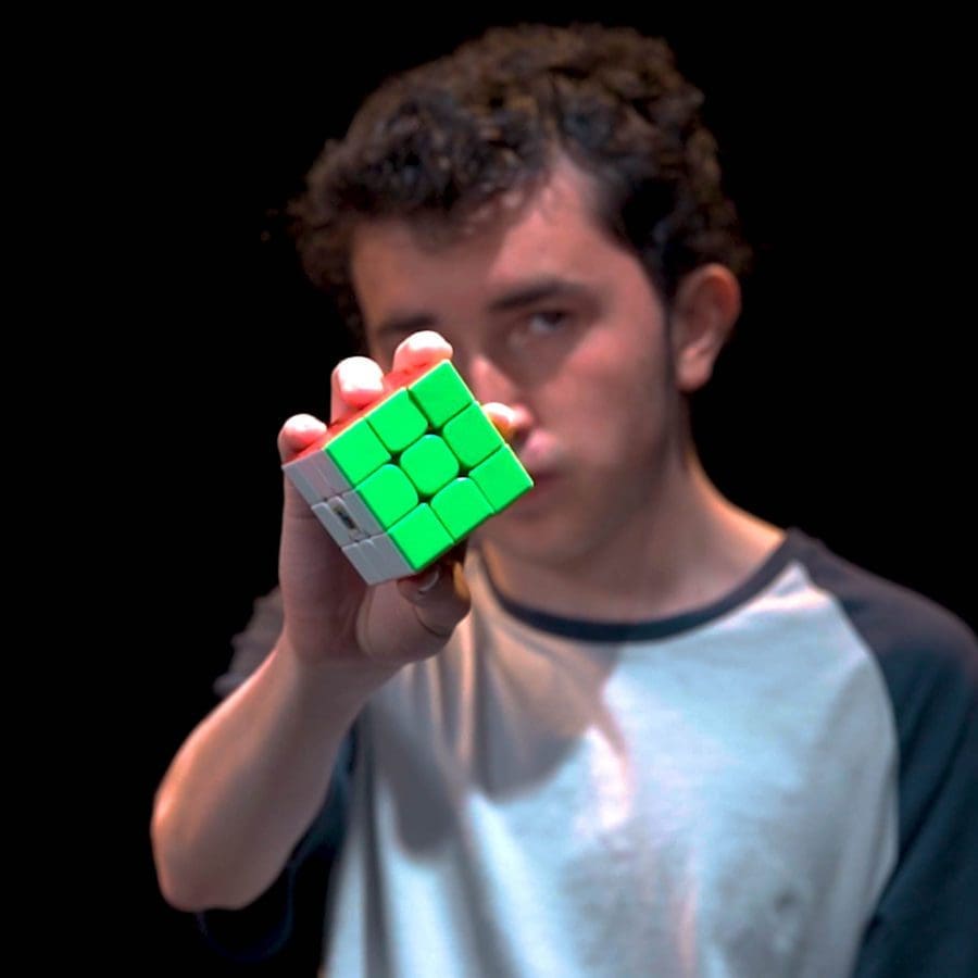 Guinness World Record holder solves three Rubik's cubes juggling