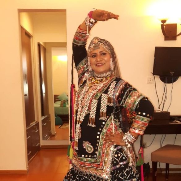 Una famosa bailarina, hija de encantadores de serpientes, sobrevivió a ...