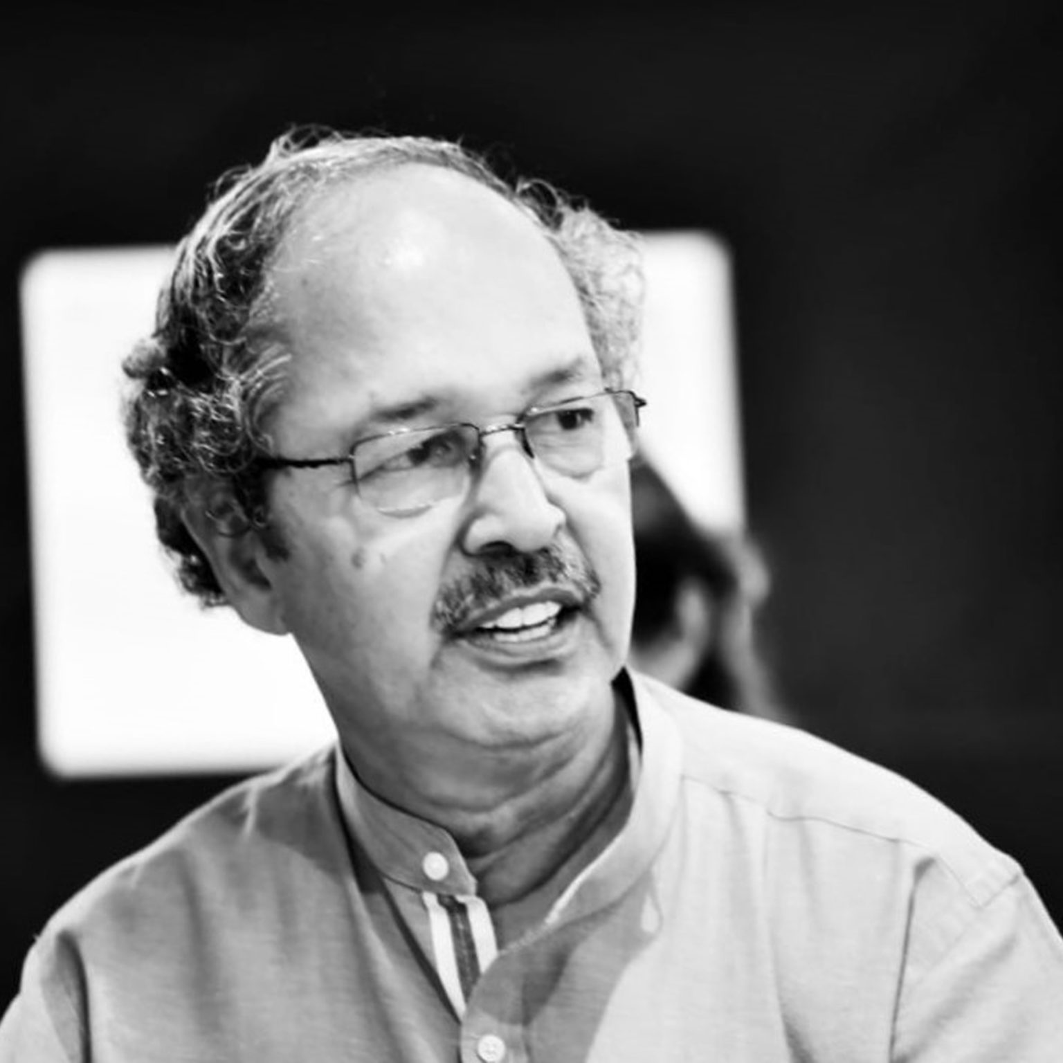 Un arquitecto indio recorre el mundo y comparte su amor por las plumas ...